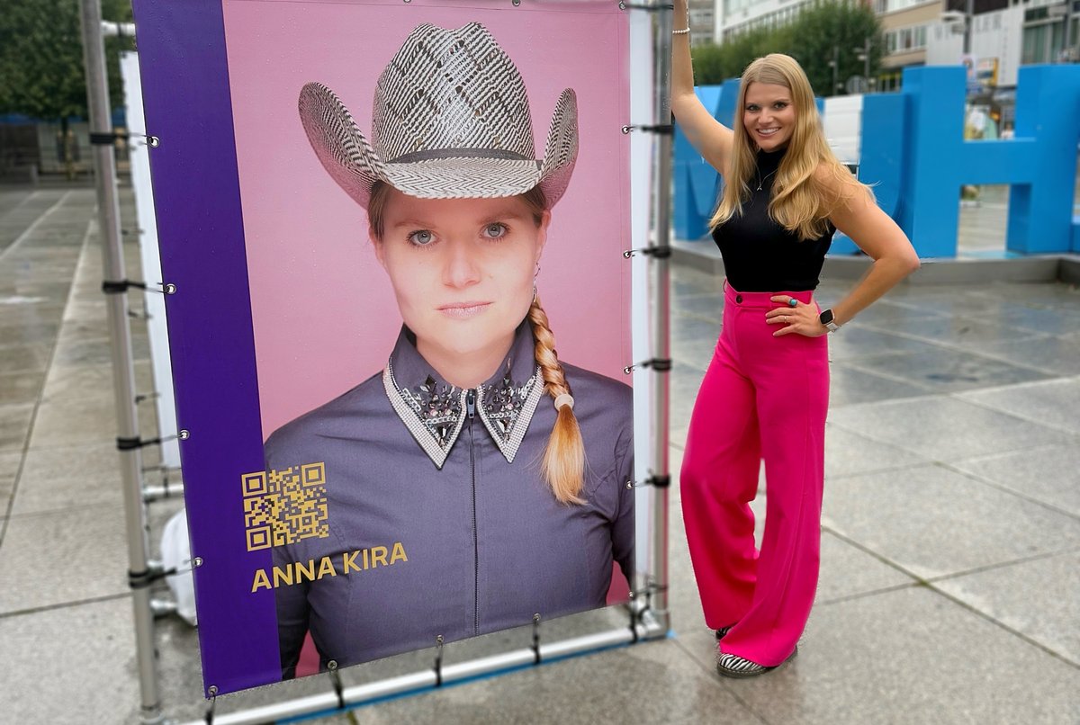 CERES-Doktorandin Anna Kira Hippert als Teil der Ausstellung "Zwischen ...
